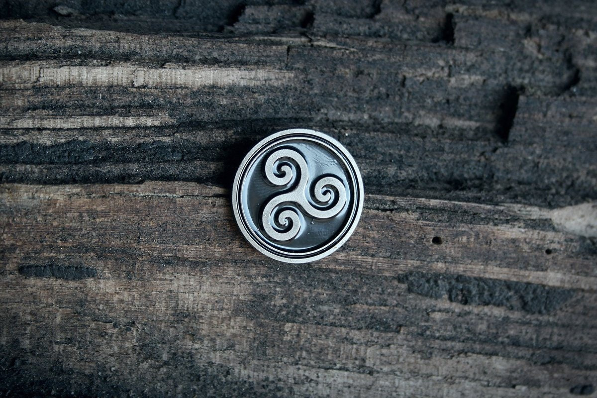 Triskelion, triskele, round version - PIN – TORVENIUS