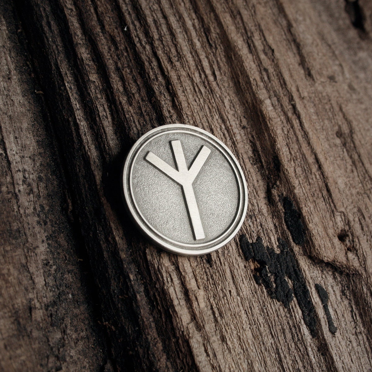 Algiz rune, circular antique style - PIN – TORVENIUS